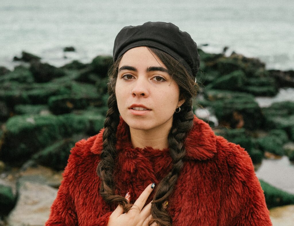 Clara Yolks le canta al amor a distancia en tiempos digitales en ...